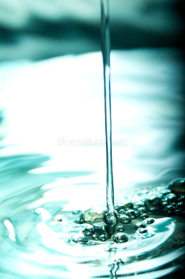 Dalend water stock foto. Image of overhemd, dalingen - 17916658