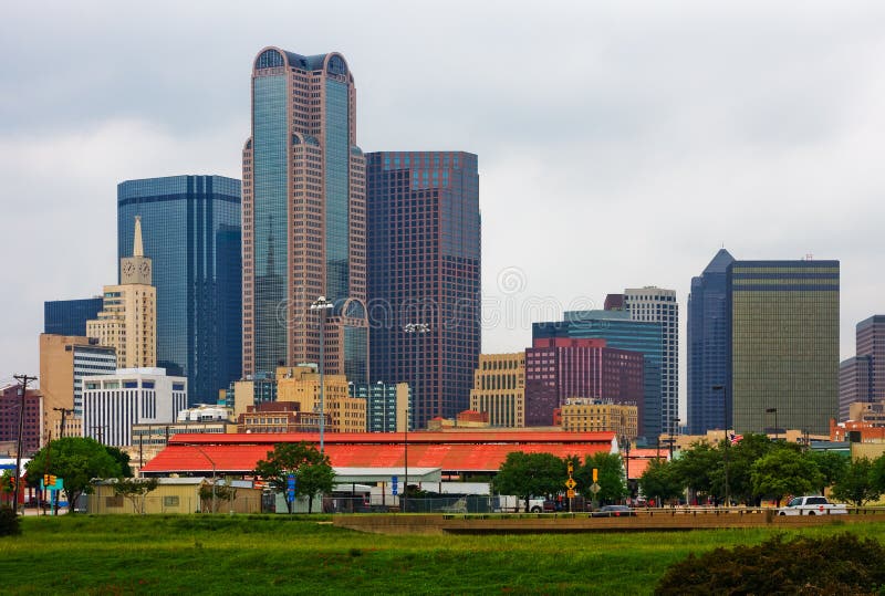 Dallas il Texas fotografia stock. Immagine di città, annuvolamento ...