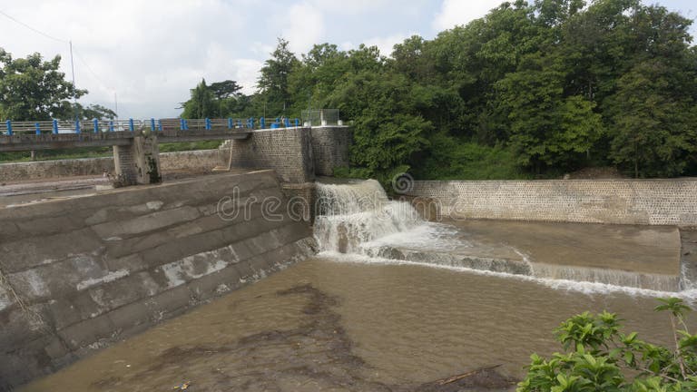 Dam Divider River Water Flow Stock Image - Image of auto, engine: 173043981