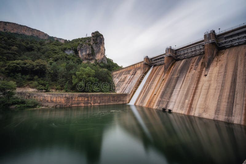 Dam of Ebro River in El Sobron Lake, in Burgos, Spain. Stock Photo ...