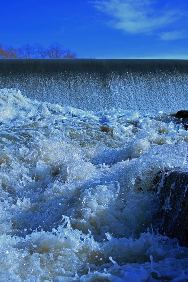Dam met stromend water stock afbeelding. Image of kokend - 88479397