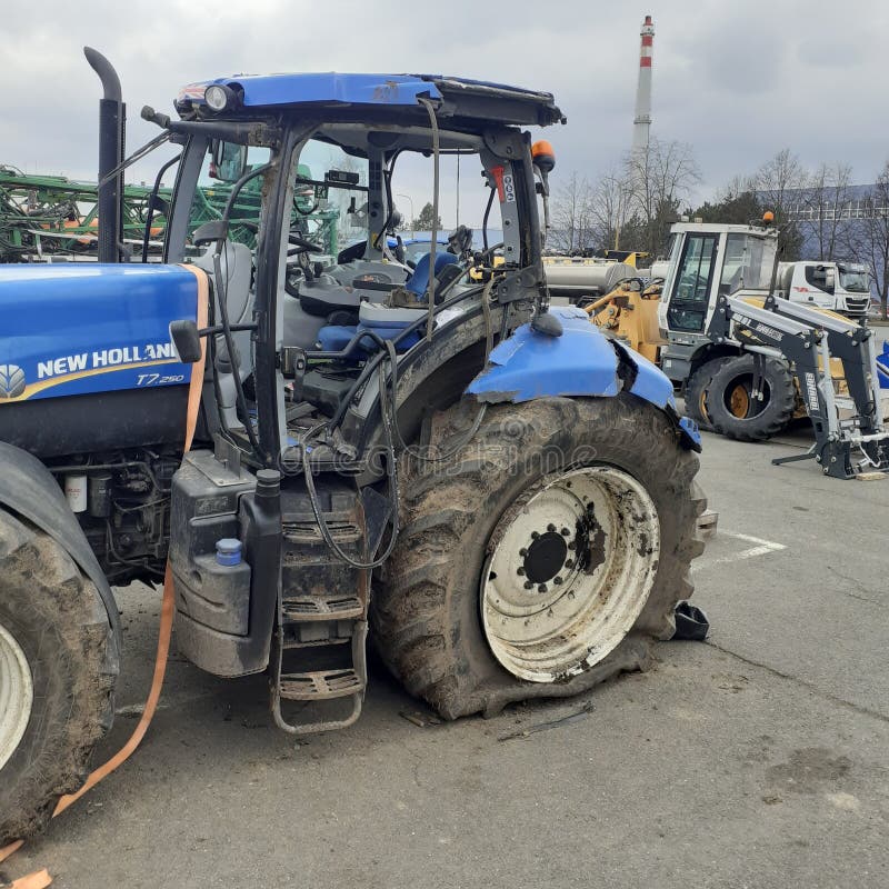 Damaged New Holland T7.250 Tractor Editorial Image - Image of wrecked ...