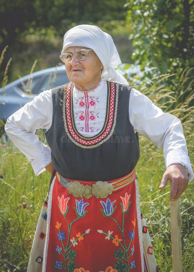 Dame Bulgare Faisant Le Fromage Dans Le Costume Traditionnel Photo ...
