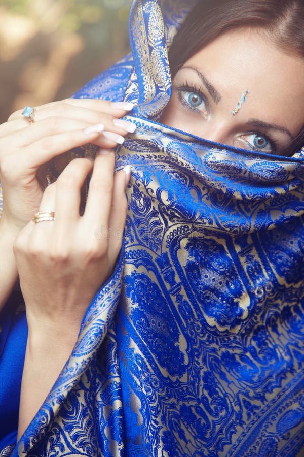 Blaue Sari stockfoto. Bild von dschungel, reinheit, palme - 24723824