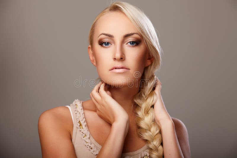 Dame met vlecht stock afbeelding. Image of schoon, vrolijk - 14922191