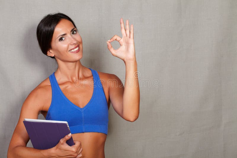 Dame Satisfaisante De Forme Physique Montrant Le Signe Correct Image ...