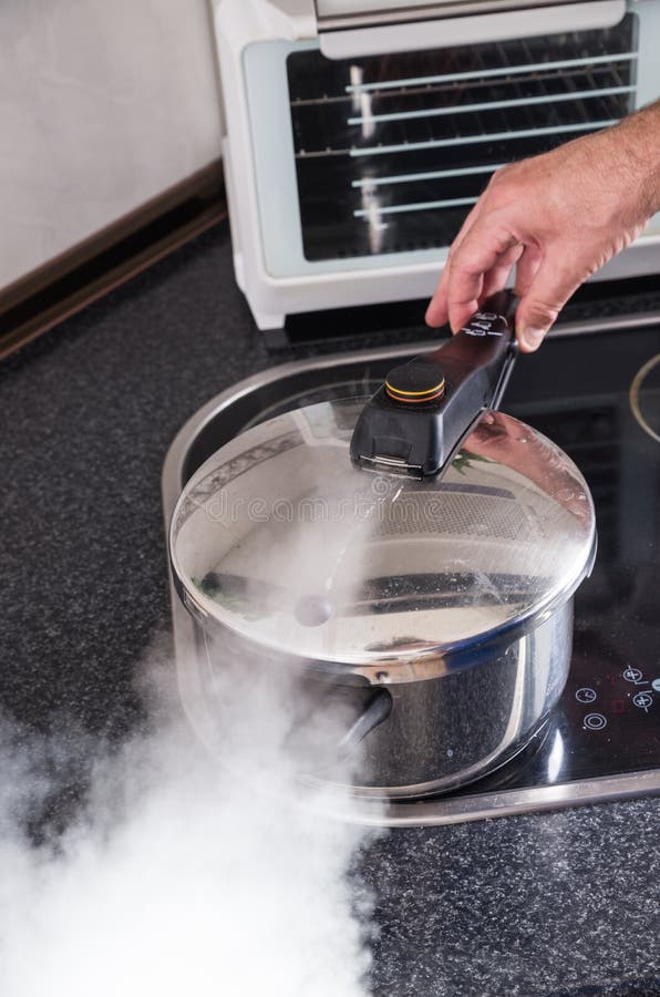 Dampfkochtopf stockfoto. Bild von griff, freilassung - 72625296