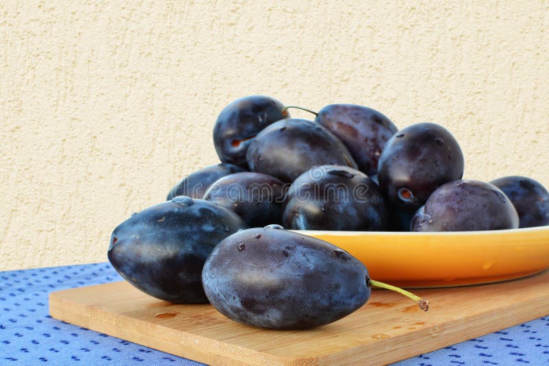 Damson Plums on Yellow Plate Stock Image - Image of blue, prunus: 59204889