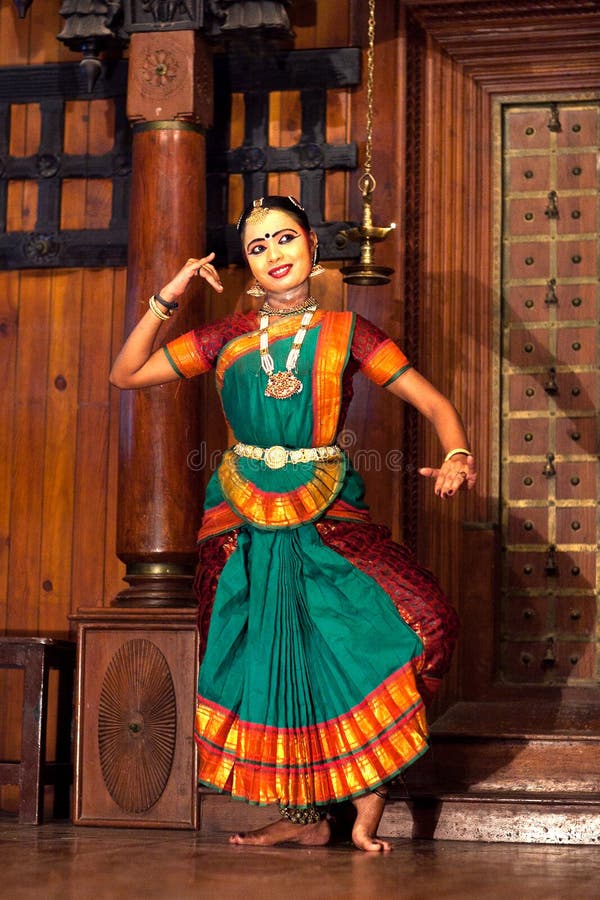 Dança indiana Kuchipudi imagem editorial. Imagem de cultura - 99758055