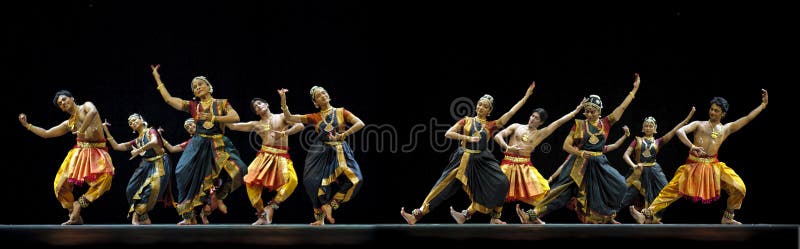 Dança Popular Indiana Executada Pelo Instituto Da Dança De Kalakshetra ...