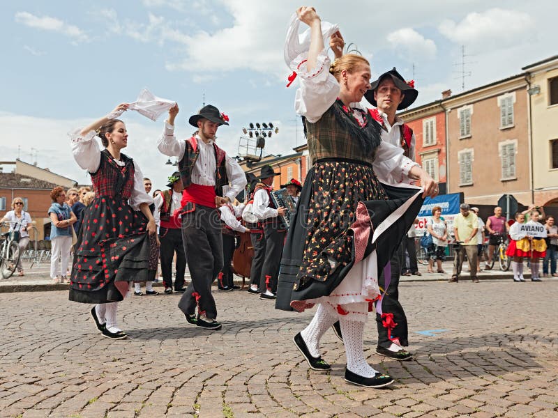 Dança tradicional italiana foto editorial. Imagem de angélica - 43277136