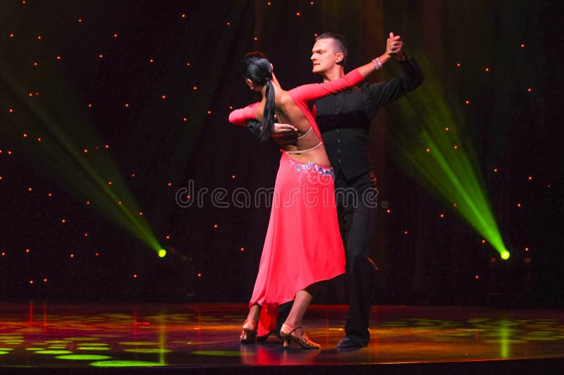 Dançarinos da valsa imagem editorial. Imagem de valsa - 43572190