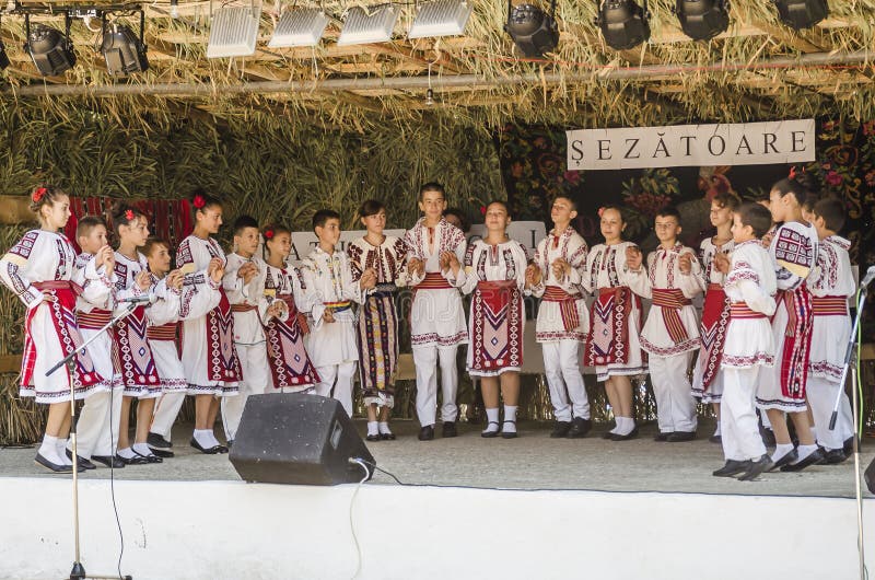 Danças Tradicionais Romenas Da área De Salaj, Romênia Imagem Editorial ...