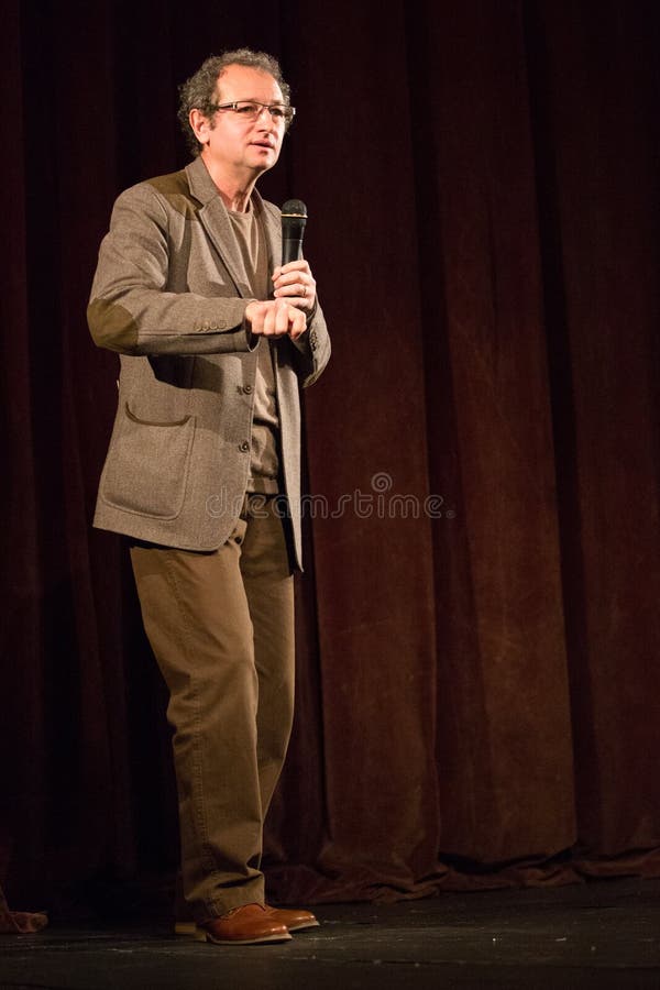 Dan Puric giving a speech editorial image. Image of passe - 29563890