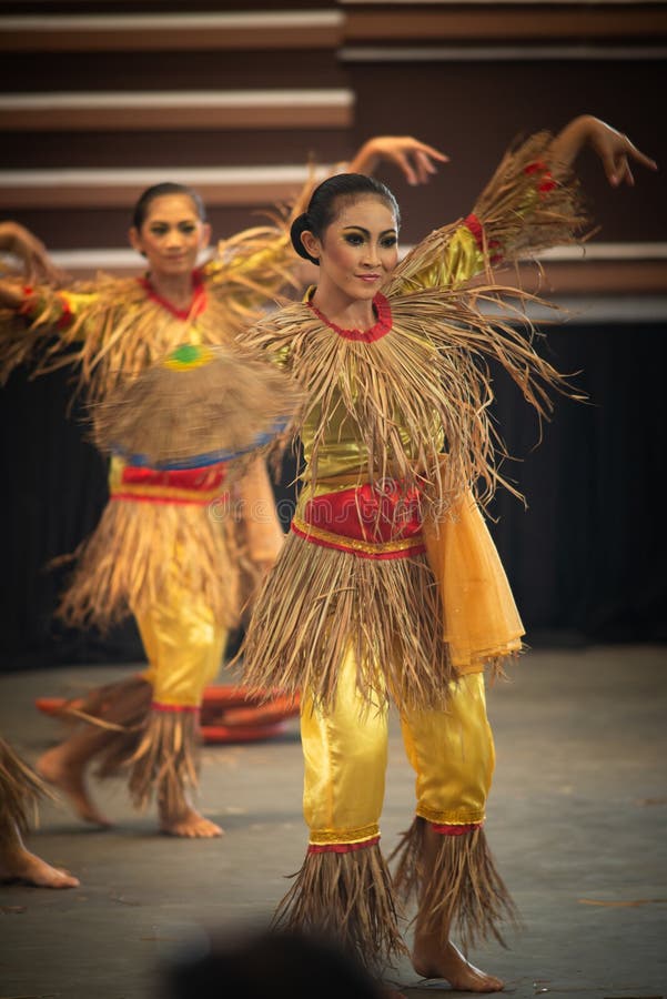 Dance Performance at Parade Tari Nusantara 2014 Editorial Photography ...