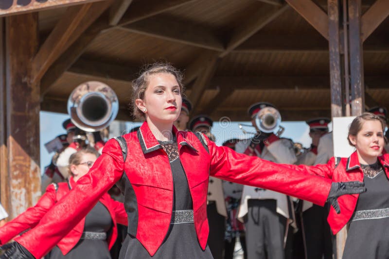 Dancing Di Fanfara Nella Via Immagine Stock Editoriale - Immagine di ...