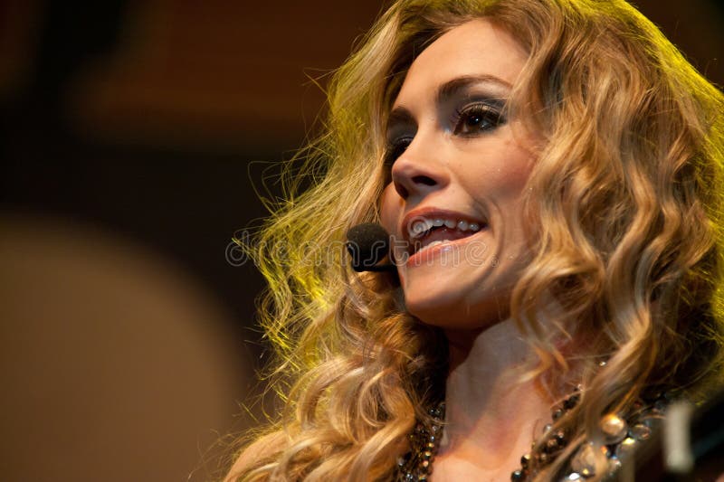 Danelle Leverett editorial photography. Image of performance - 22434882