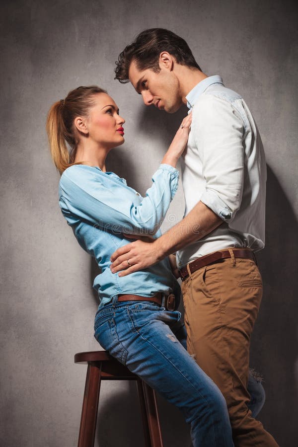 Couples Romantiques Sur Le Banc Image Stock Image Du Automne Femme