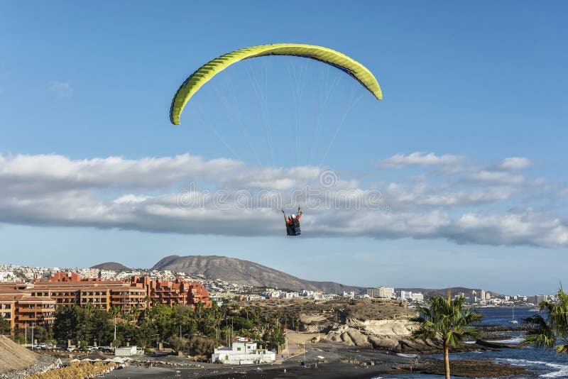 Dans La Perspective Du Ciel Et Du Littoral, Le Paragli Photographie ...