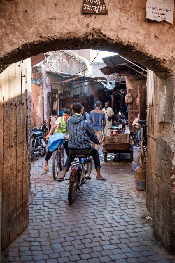 Dans les rues de Marrakech image stock éditorial. Image du oriental ...