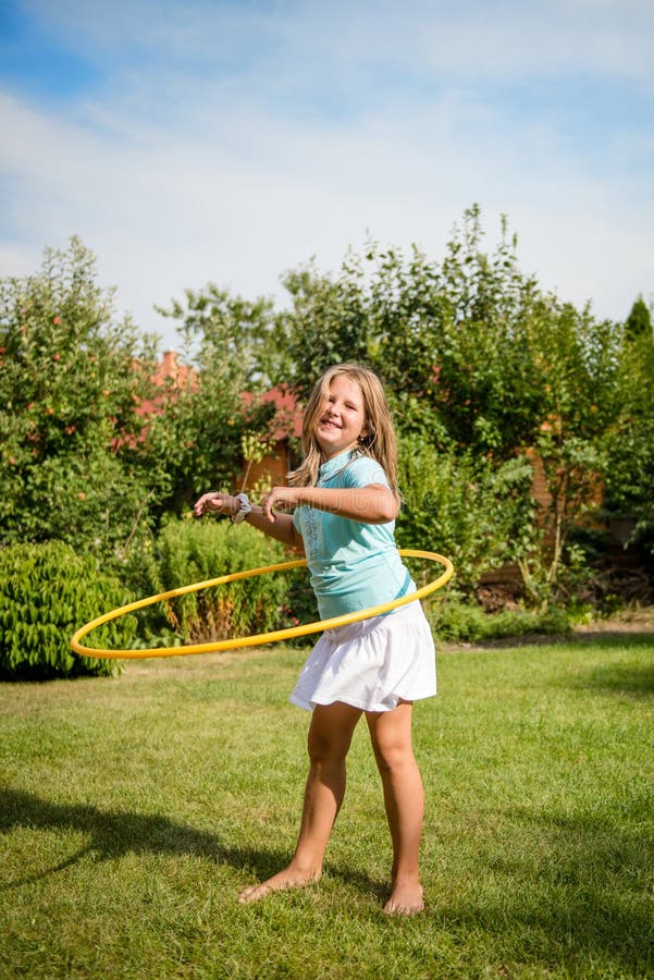 Dans met hoepel stock afbeelding. Image of meisje, activiteit - 28641999