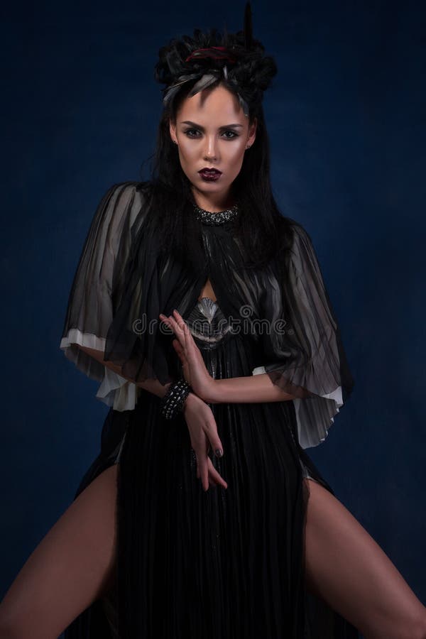 Chaman De Femme Au Lac D'automne Photo stock - Image du jaune ...