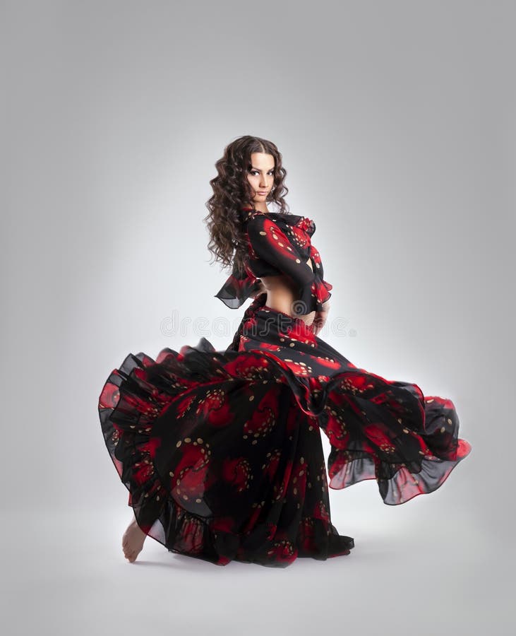 Danse De Femme Dans Le Costume Rouge Et Noir Gitan Photo stock - Image ...