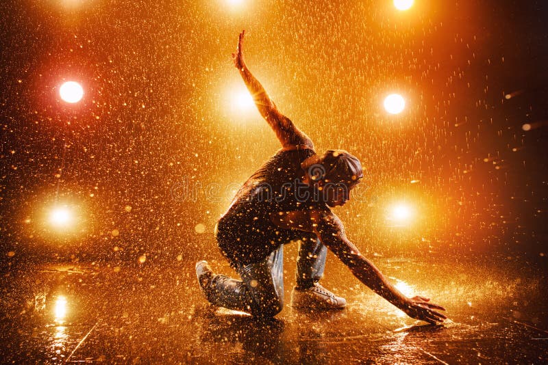 Danse de jeune homme photo stock. Image du type, nuit - 105266904