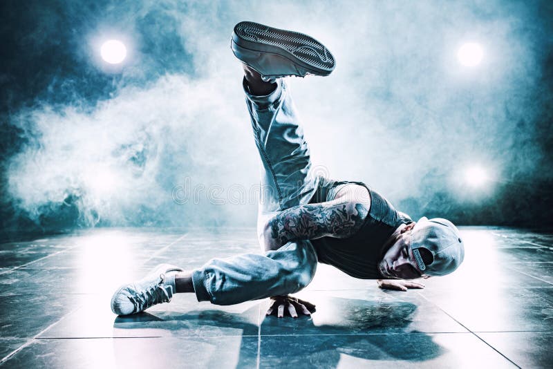 Danse de jeune homme photo stock. Image du type, nuit - 105266904