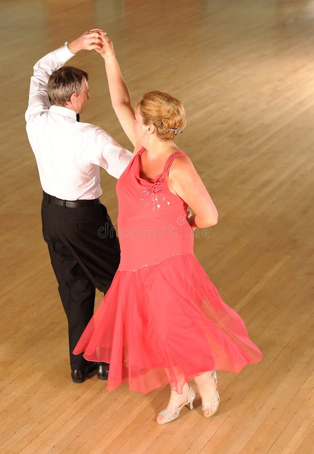 Danse De Salle De Bal De Couples Photo stock - Image du couples, robe ...
