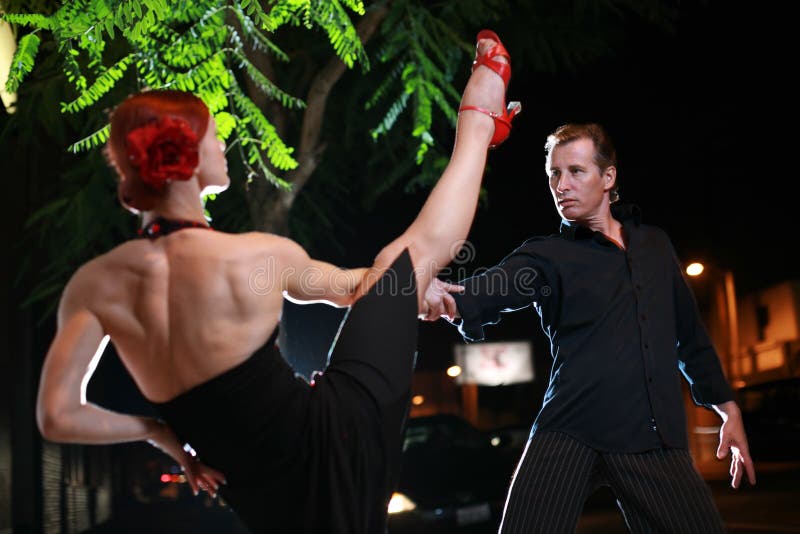 Danse de Salsa photo stock. Image du loisirs, latin, caucasien - 4228334
