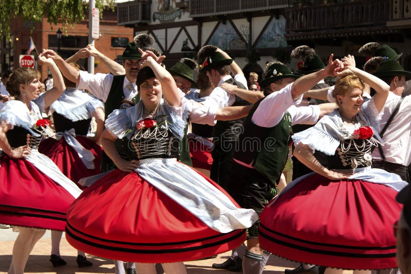 Folklore Allemand Traditionnel Photographie éditorial - Image du fille ...