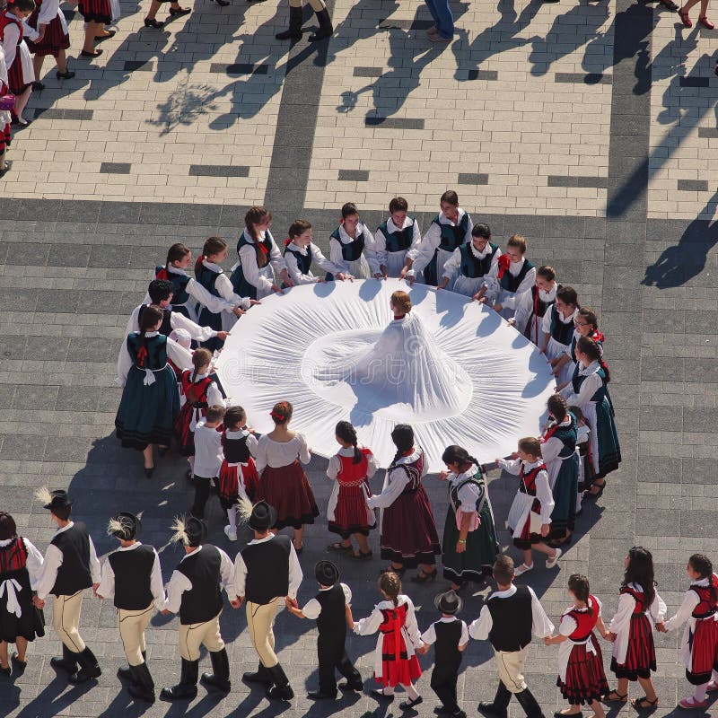 Danseurs hongrois photographie éditorial. Image du femelle - 18417747