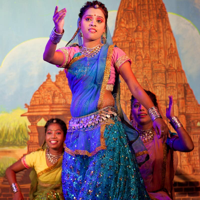 Danse Indienne Traditionnelle Photographie éditorial - Image du robe ...