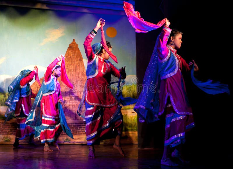Danse Indienne Traditionnelle Photographie éditorial - Image du robe ...
