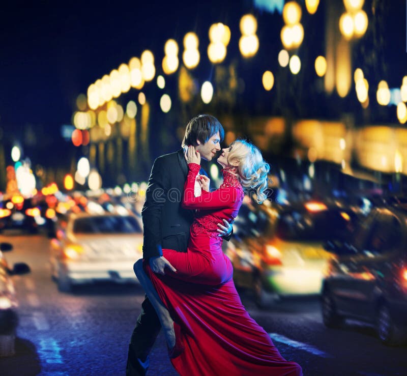 Danse Romantique De Couples Dedans En Centre Ville Image stock - Image du caucasien, vacances ...