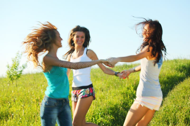 Danse ronde image stock. Image du copines, rond, ciel - 18577437