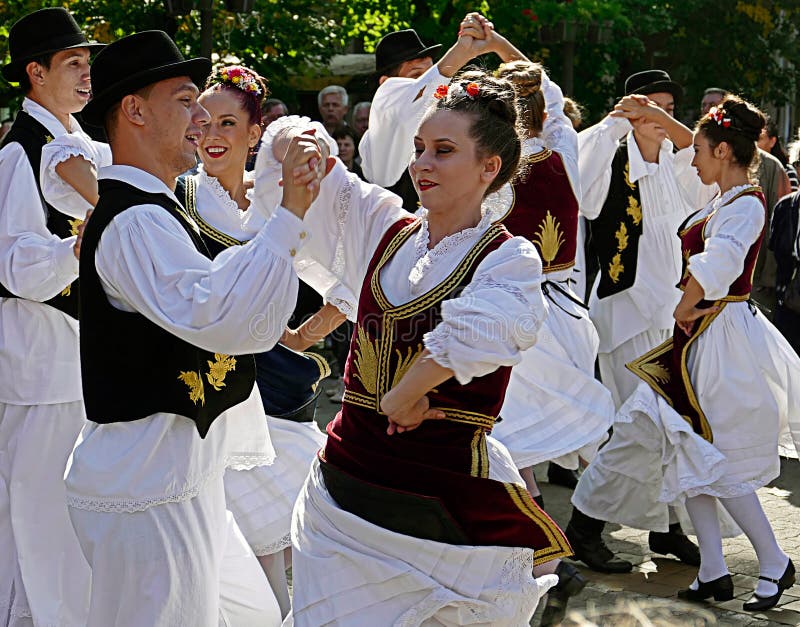 Ensemble serbe de danse photo éditorial. Image du ensemble - 47136531