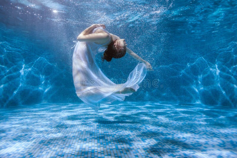 Danse sous l'eau image stock. Image du danse - 111656503