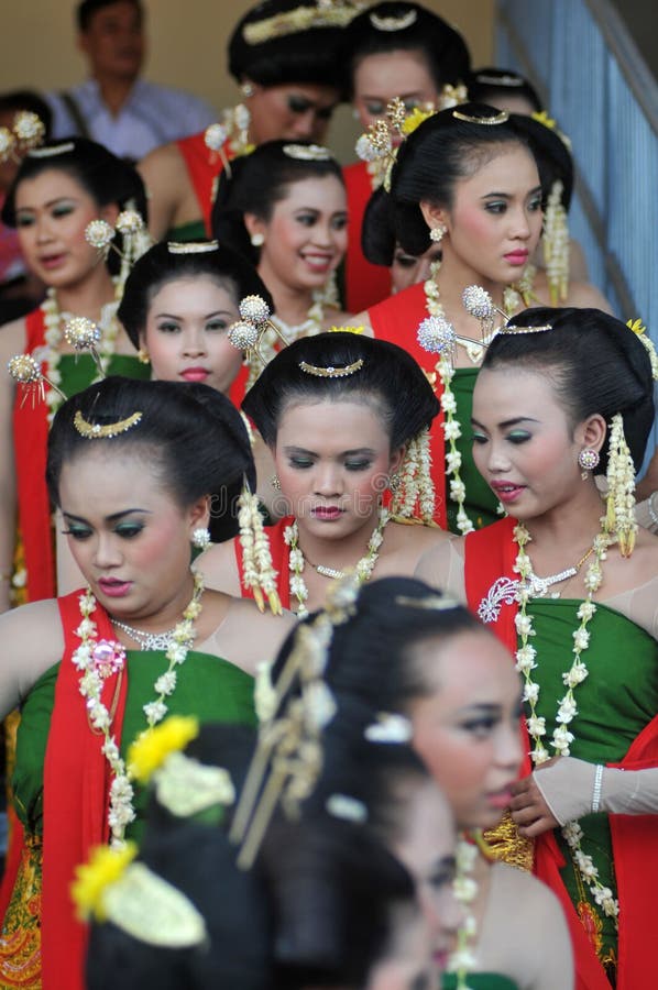 Danse Traditionnelle De Gambyong De Java Image éditorial - Image du ...
