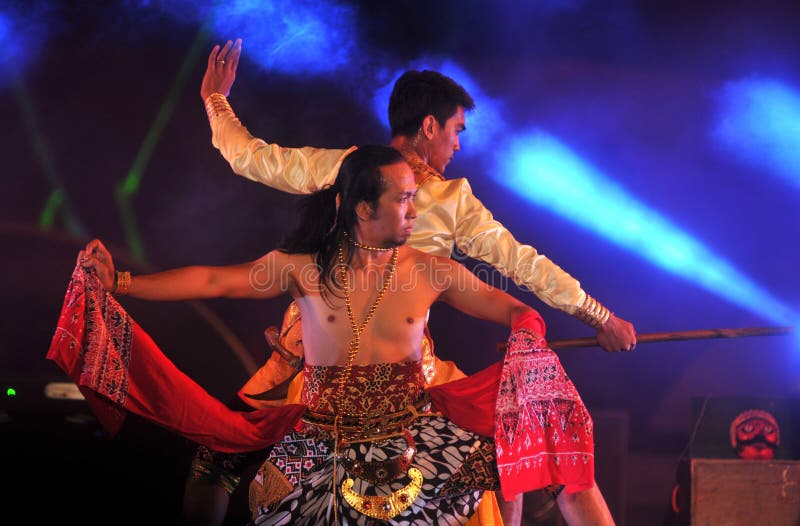 Danse Traditionnelle De Java Photo stock éditorial - Image du ...