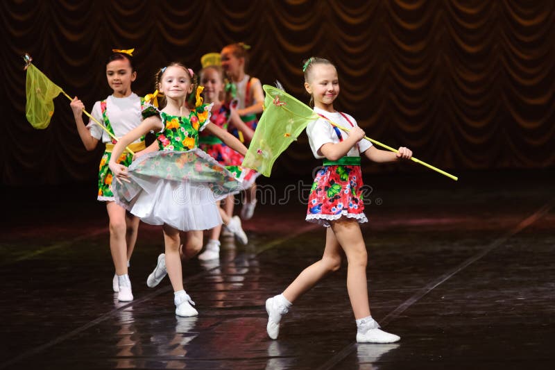 Dansende kinderen redactionele fotografie. Image of overleg - 36923412