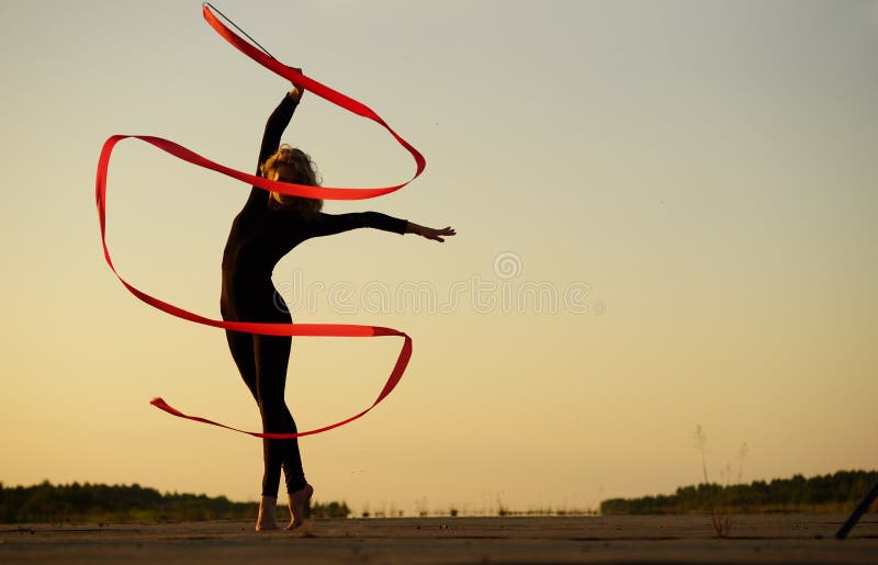 Danser Die Met Lint Springen Stock Afbeelding - Image of schoonheid ...