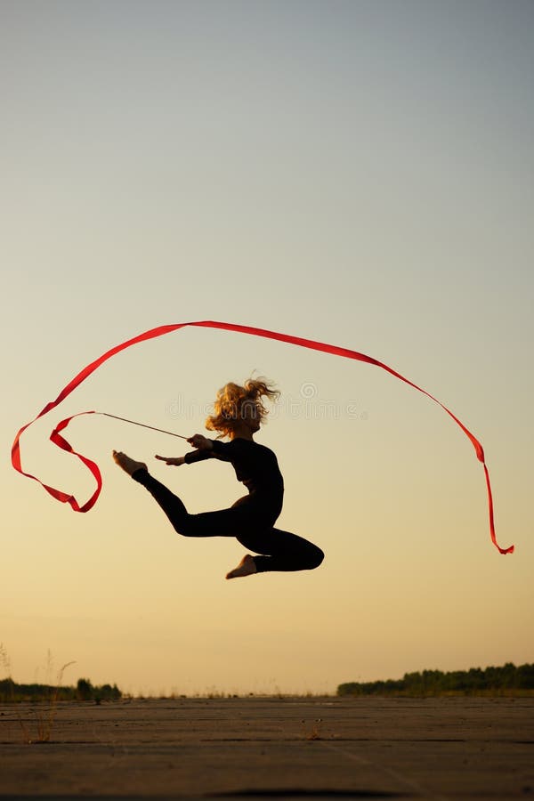 Danser Die Met Lint Springen Stock Foto - Image of meisje, bevallig ...