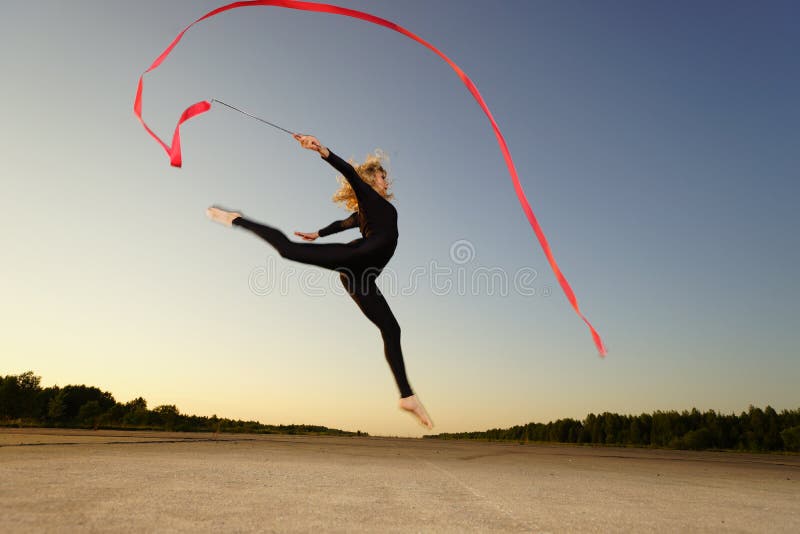 De Danser Van De Vrouw Met Lint Stock Foto - Image of dans, atleet ...