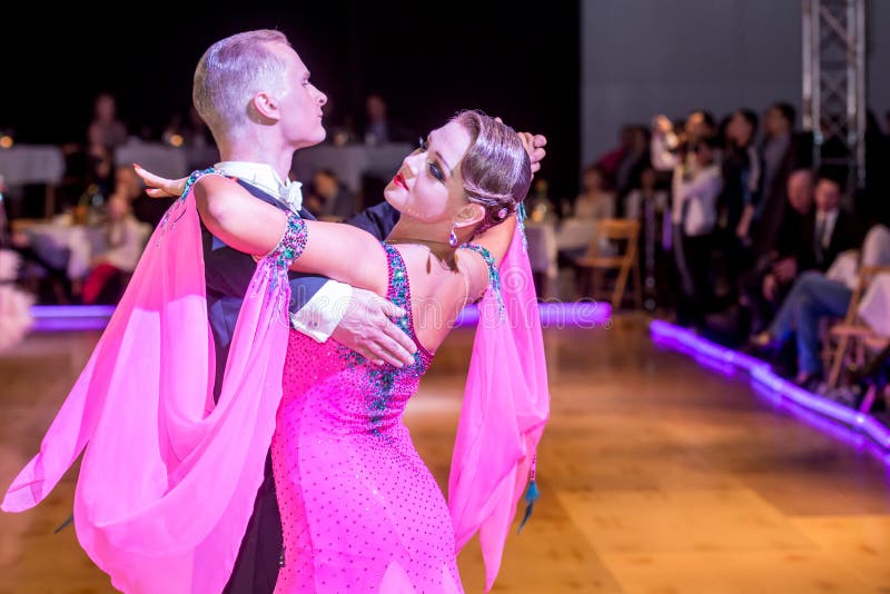 Dansers Dansende Langzame Wals Op De Dansverovering Redactionele ...