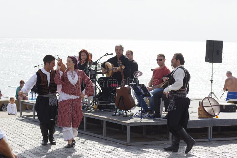Danse Chypriote Traditionnelle Exécutée Devant Les Danseurs Semblables ...