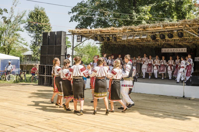 Jeunes Filles Roumaines Sur La Montagne Avec La Maison Et Les Moutons ...