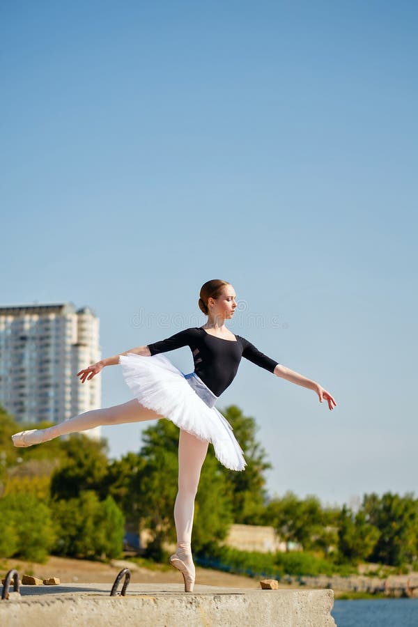 Danseur Classique Dans La Danse De Tutu Sur La Promenade Arabesque ...