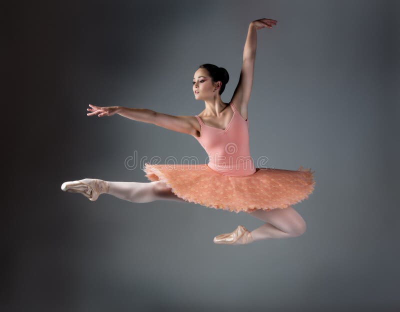 Jeune Ballerine Dans La Danse Classique De Pose De Ballet Photo stock ...